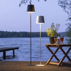 Brilliant G40445/76 Venkovní stojanová AKU lampa MACOBO černá USB-A