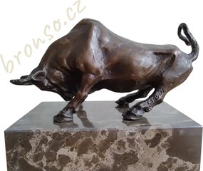 Impozantní bronzový býk Wall Street – symbol síly, úspěchu a prosperity, pravý bronz na mramoru