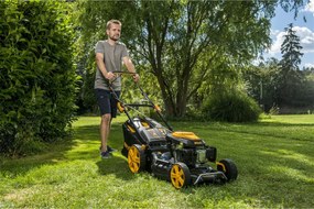 Benzínová sekačka na trávu Riwall PRO RPM 5355 4v1 s pojezdem
