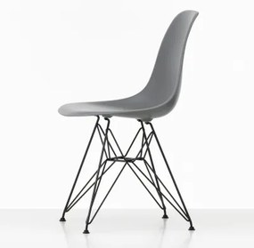 Eames Plastic Chair DSR černě lakovaná grafitová bílé na tvrdou podlahu Vitra