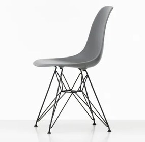 Eames Plastic Chair DSR černě lakovaná grafitová bílé na koberec Vitra