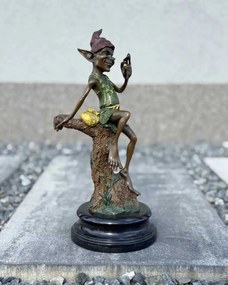 Bronzová socha - Skřítek sedící na větvi pohádková figurka