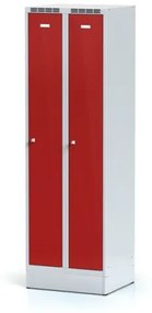 Alfa 3 Kovová šatní skříňka na soklu, červené dvouplášťové dveře, cylindrický zámek
