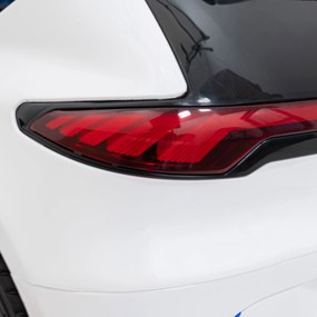 Ramiz Elektrické auto Mercedes Benz AMG EQA pro děti bílé + dálkové ovládání + 5bodové pásy + EVA kola + MP3 displej + LED