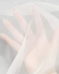 Záclona voálová jednoduchá s řasící páskou barva krémová látka poloprůhledná, lesklé