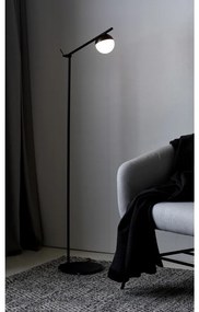 Minimalistická nadčasová stojací lampa Contina v mosazné nebo černé variantě