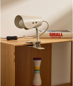 Světle šedá kovová stolní lampa s klipem (výška 16 cm) Jula – Kave Home