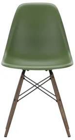 Eames Plastic Chair DSW tmavě lakovaný javor lesní zelená bílé na koberec Vitra
