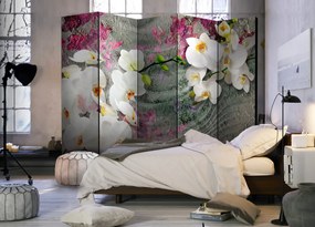 Pokojová zástěna Zvuky pouště II - bílé orchideje na pozadí barevných rostlin