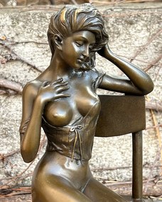 Bronzová socha soška Nahá žena na židli 3