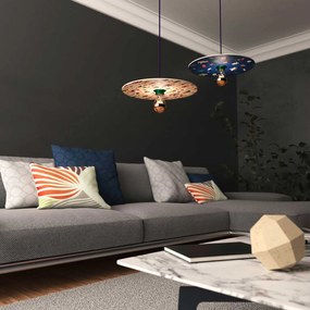 creative cables Závěsná lampa s textilním kabelem, dřevěným stínidlem pemberly pond a kovovými detaily Barva: Gianfranco Setzu