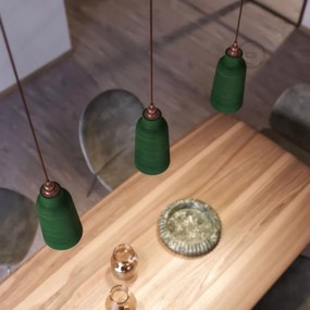 creative cables Závěsná lampa s textilním kabelem, keramickým stínidlem tvaru lahve s kovovými detaily Barva: Rezavý efekt-bílá