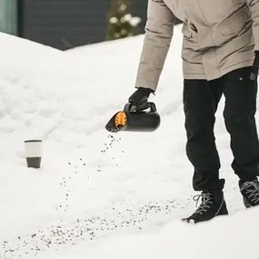 Fiskars Solid 1057076 Ruční sypač soli  písku  hnojiv / 2.3 l