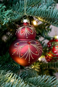 Červená skleněná vánoční ozdoba s dekorem Chic Bauble – Ø 7*10 cm