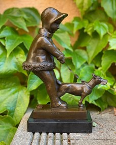 Bronzová socha soška holčička s pejskem
