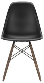Eames Plastic Chair DSW tmavě lakovaný javor černá bílé na koberec Vitra