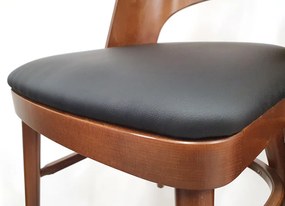Comico Hnědá buková jídelní židle Jordan s černým koženkovým sedákem