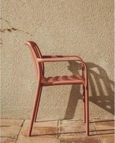 Plastová zahradní židle v terakotové barvě Isabellini – Kave Home