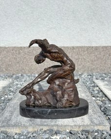 Moderní bronzová socha Muže v dynamické póze