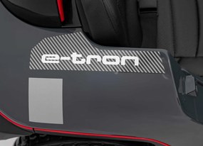 Ramiz Vozidlo Audi RSQ E-TRON šedé