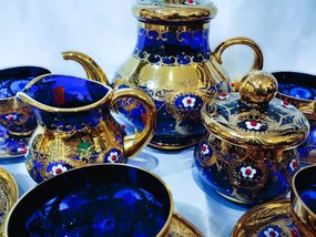 Luxusní modrá čajová souprava zdobená zlatem a smaltem