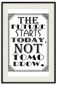 Plakát Budoucnost začíná dnes, ne zítra - motivační černobílý citát