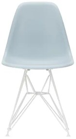 Eames Plastic Chair DSR bíle lakovaná ledově šedá černé na koberec Vitra
