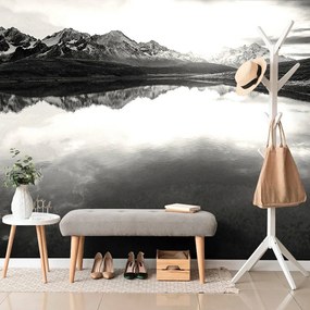 Samolepící fototapeta černobílé horské jezero - 150x100 cm