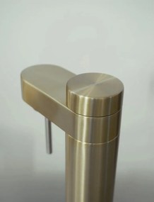 Výrobník sody z nerezové oceli v mosazné barvě Brus – Stelton