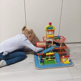 Dřevěné parkoviště – garáž pro děti