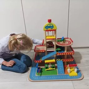 Dřevěné parkoviště – garáž pro děti