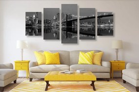 5-dílný obraz odraz Manhattanu ve vodě v černobílém provedení - 200x100 cm