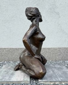 Luxusní erotická bronzová socha nahé ženy