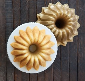Nordic Ware Forma na bábovku Lotus, zlatá