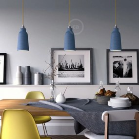 creative cables Závěsná lampa s textilním kabelem, keramickým stínidlem tvaru lahve s kovovými detaily Barva: Modrá strukturovaná-bílá
