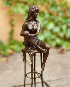 Bronzová socha - Svůdná nahá žena sedící na barové židle