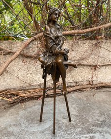 Bronzová socha - Holka na židli s jablkem