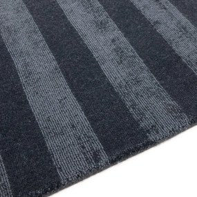 Tmavě modrý ručně tkaný koberec z recyklovaných vláken 160x230 cm Connor – MADE