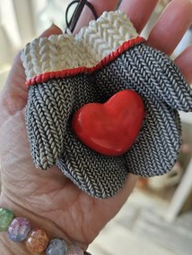 Šedá závěsná dekorace rukavice se srdcem v dlaních - 8*5*9 cm