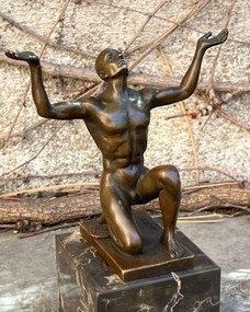Erotická bronzová socha - Nahý muž vkleče