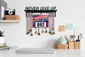 Nástěnný věšák na medaile a startovací čísla NEVER GIVE UP černý