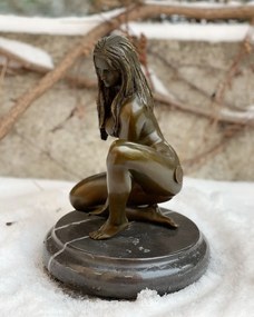 Bronzová socha - Nahá dívka sedící