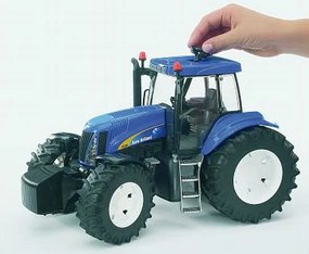 Bruder 1695 Traktor New Holland T8040 s přívěsem na přepravu dobytka a figurkou