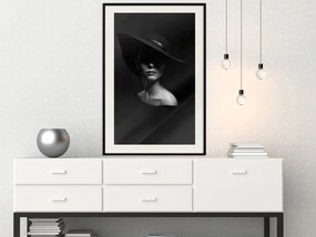 Plakát Tajemná Žena - černo-bílý portrét ženy s velkým kloboukem