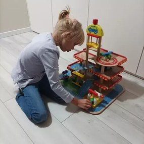Dřevěné parkoviště – garáž pro děti