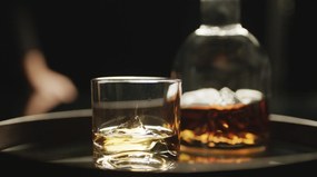 Karafa na whisky Everest Luxury se sklenicemi, podtácky a podnosem 14 dílů