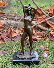 Bronzová socha - Sexy nahá žena v podpatcích