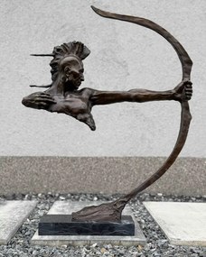 Velká bronzová socha - Mohykánský válečník s lukem