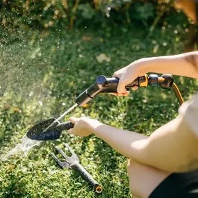 Fiskars 1070838 Multifunkční zahradní postřikovací pistole / nastavite