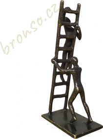 Soška Společně k vrcholu – bronzová figurka symbol spolupráce a úspěchu | Elegantní dekorace